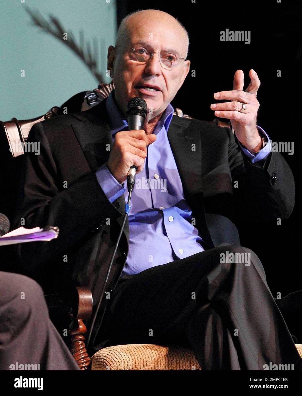Alan Arkin, acteur lauréat d'un Oscar, parle après avoir reçu le prix ...