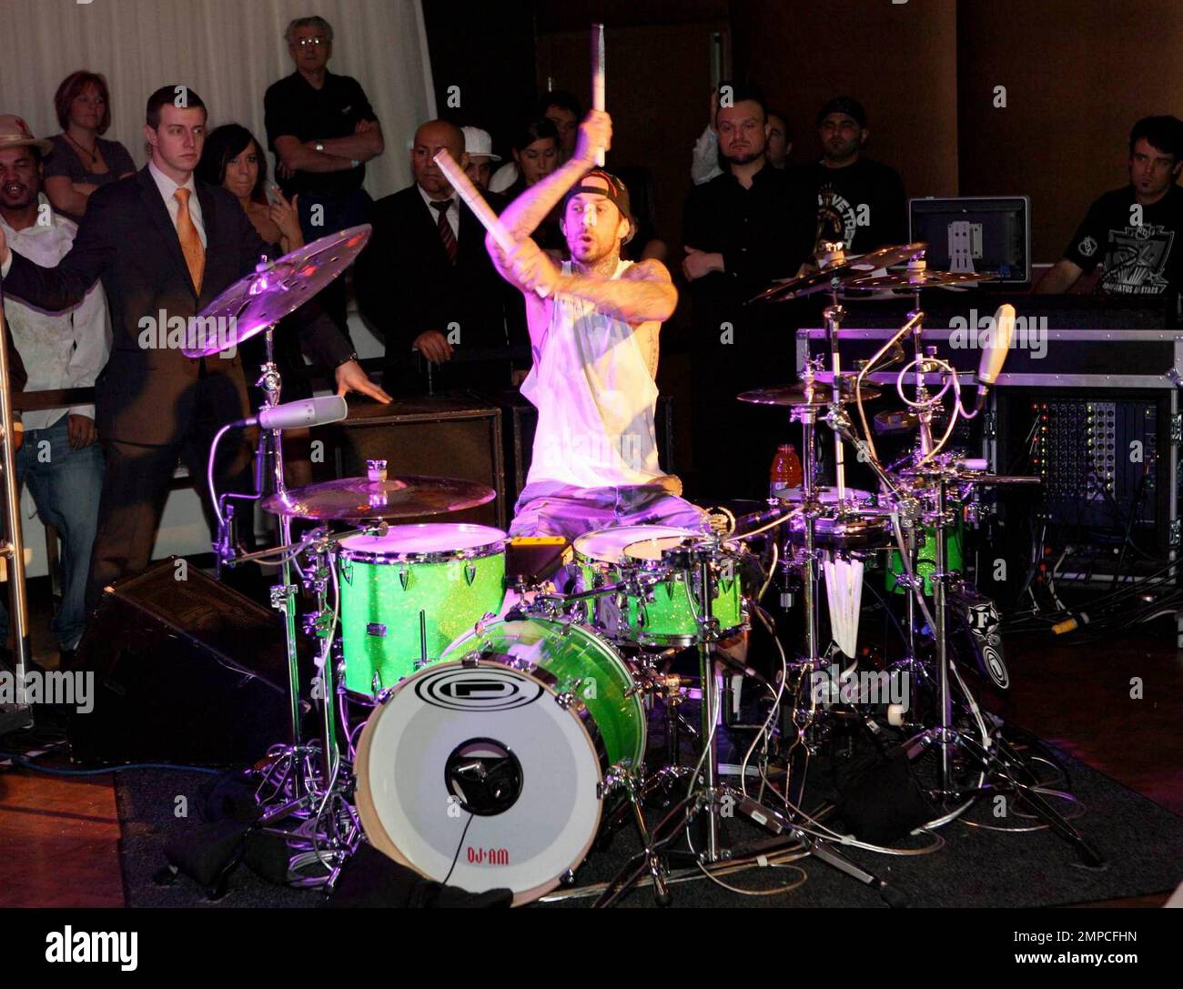 Travis Barker et DJ A-Trak inaugurent leur première visite avec un ...