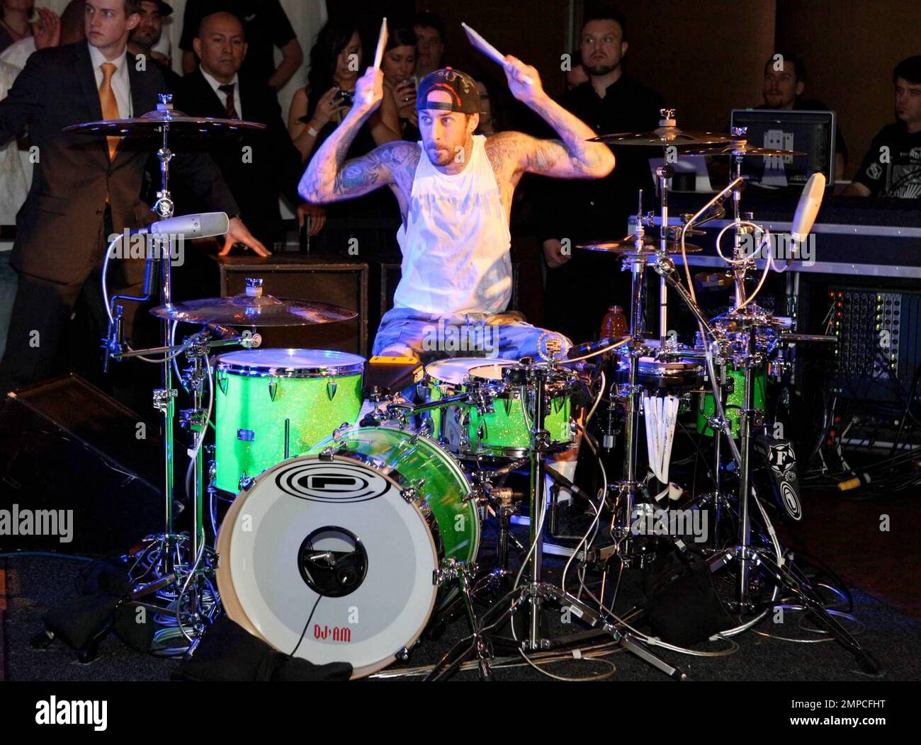 Travis Barker et DJ A-Trak inaugurent leur première visite avec un ...