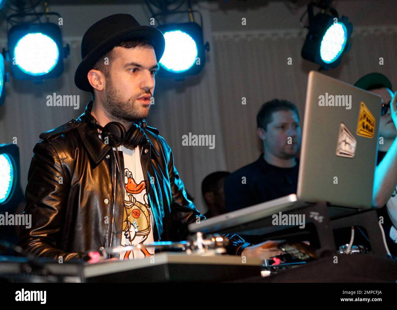Travis Barker et DJ A-Trak inaugurent leur première visite avec un ...