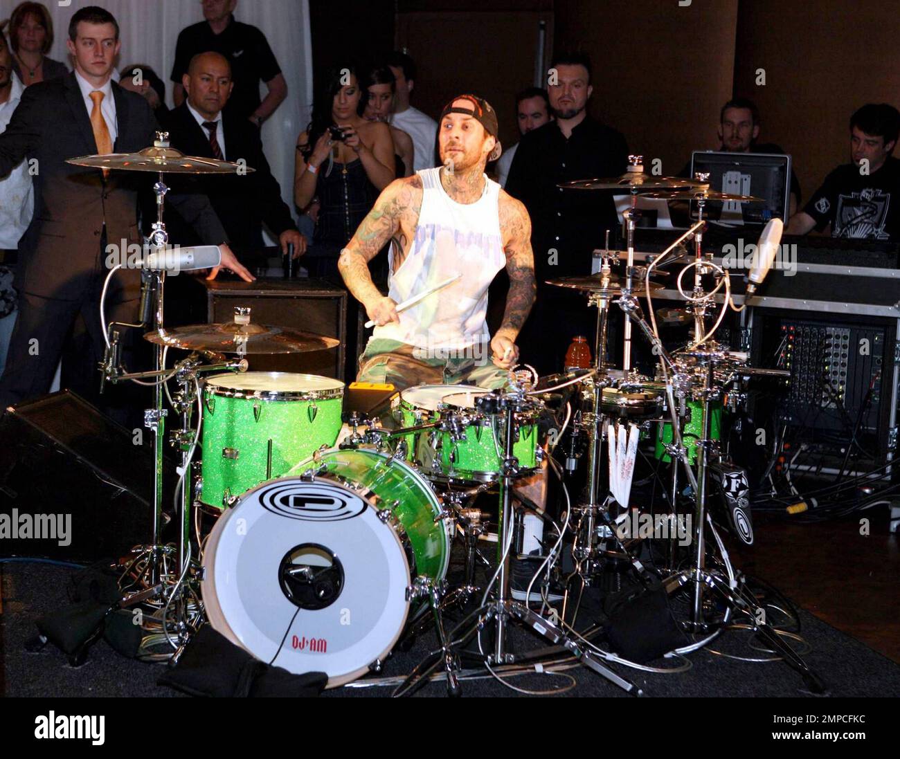 Travis Barker et DJ A-Trak inaugurent leur première visite avec un ...