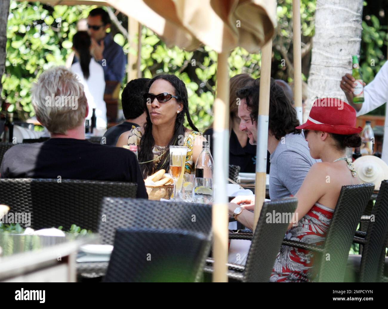 Le mari et la femme Boris et Sharlely Becker déjeunent avec l'ex-femme ...