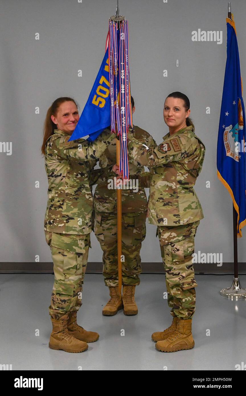 Le lieutenant-colonel Misty Bartley reçoit le drapeau guide-on de l ...