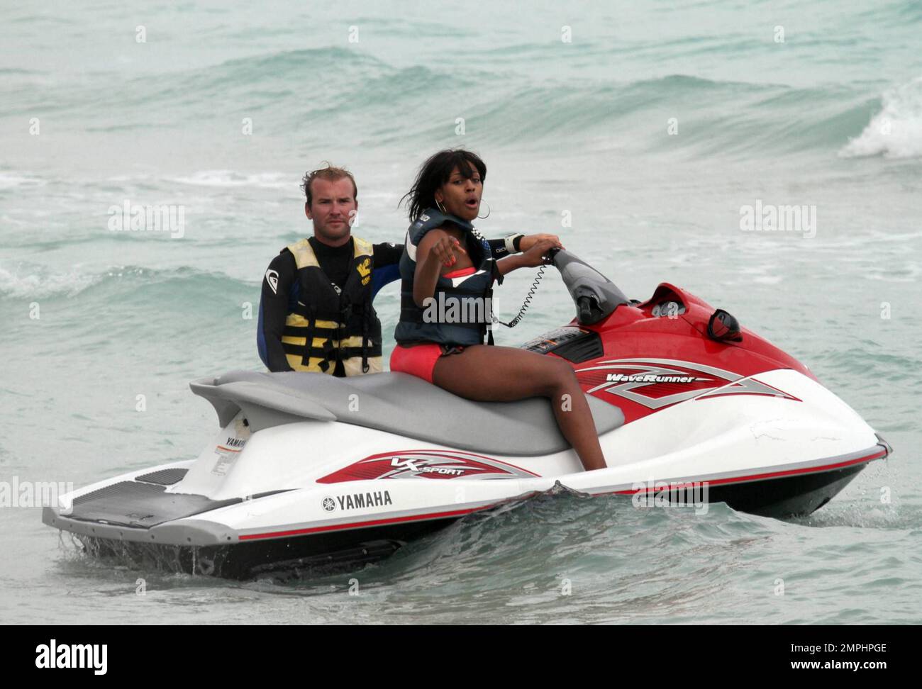 EXCLUSIF !! Alexandra Burke est assise sur un jet ski dans le surf en attendant que son ami ...