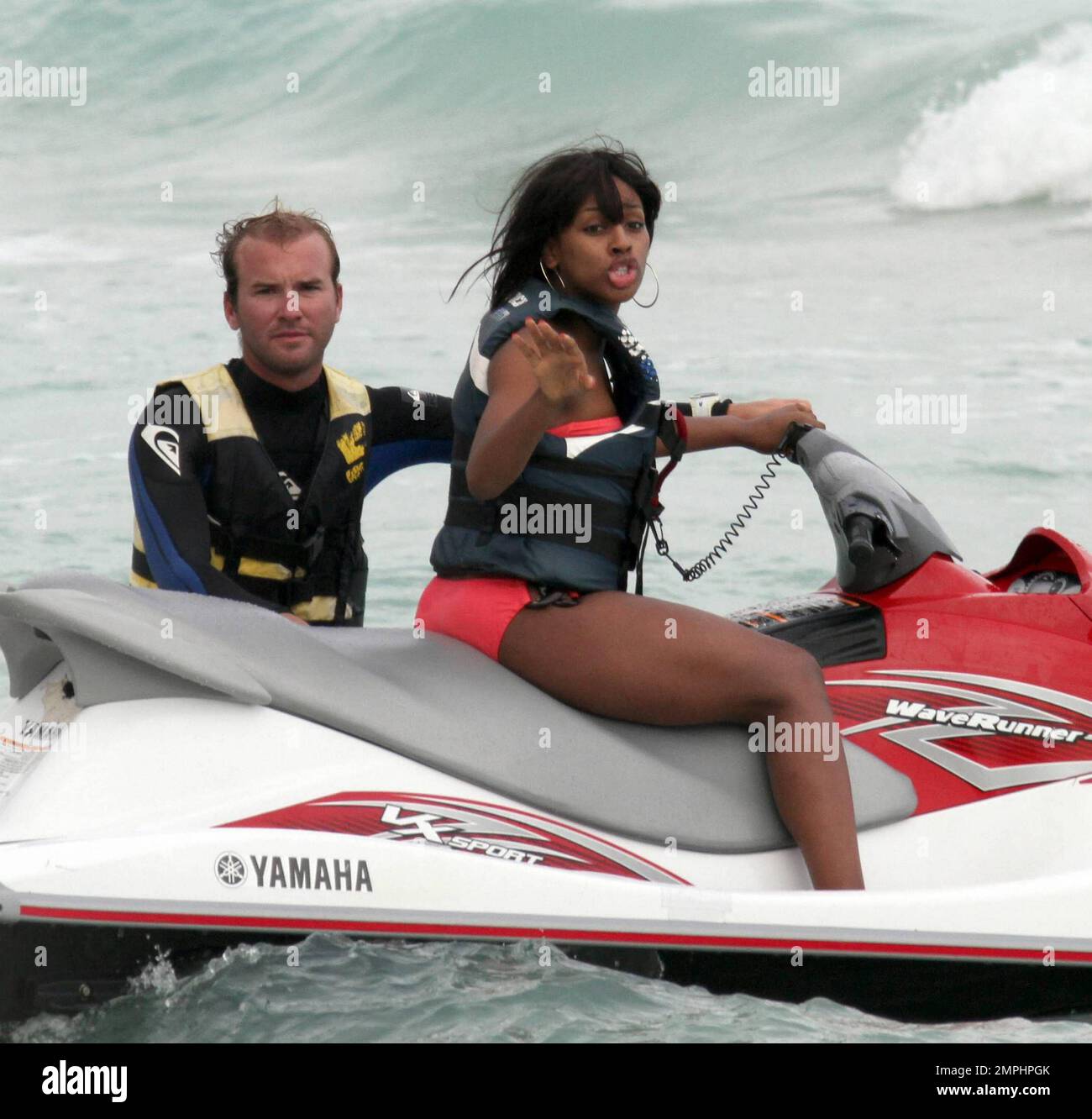 EXCLUSIF !! Alexandra Burke est assise sur un jet ski dans le surf en attendant que son ami ...