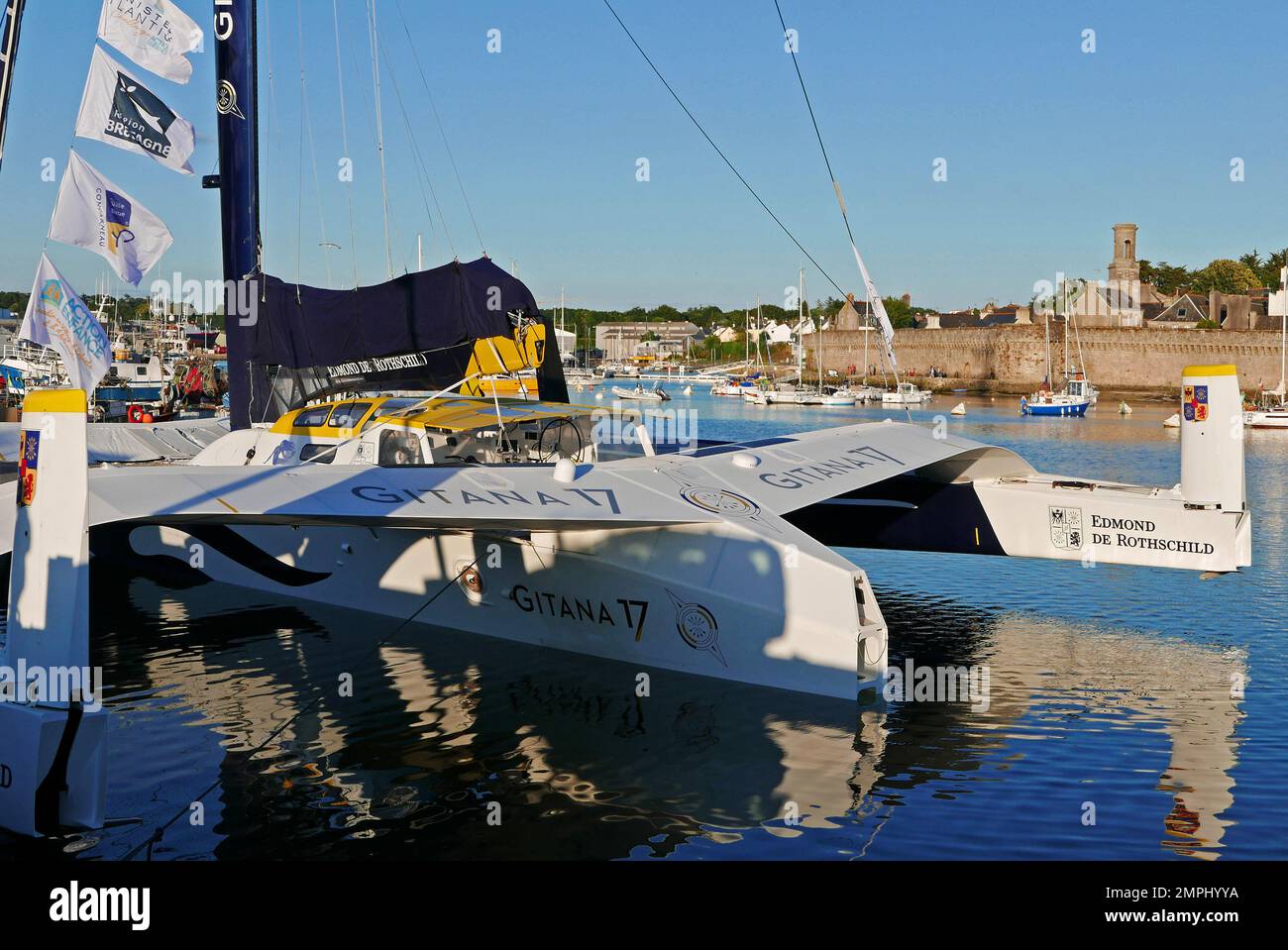 Maxi Edmond de Rothschild dans le port de Concarneau, ville fortifiée ...