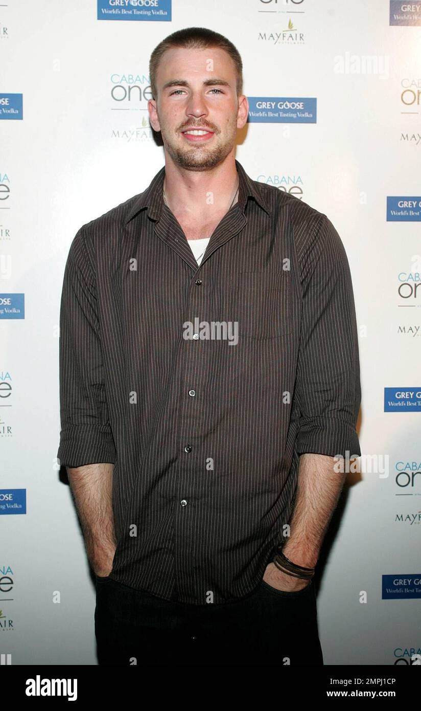 L'acteur Chris Evans apparaît sur le tapis rouge pour l'ouverture ...