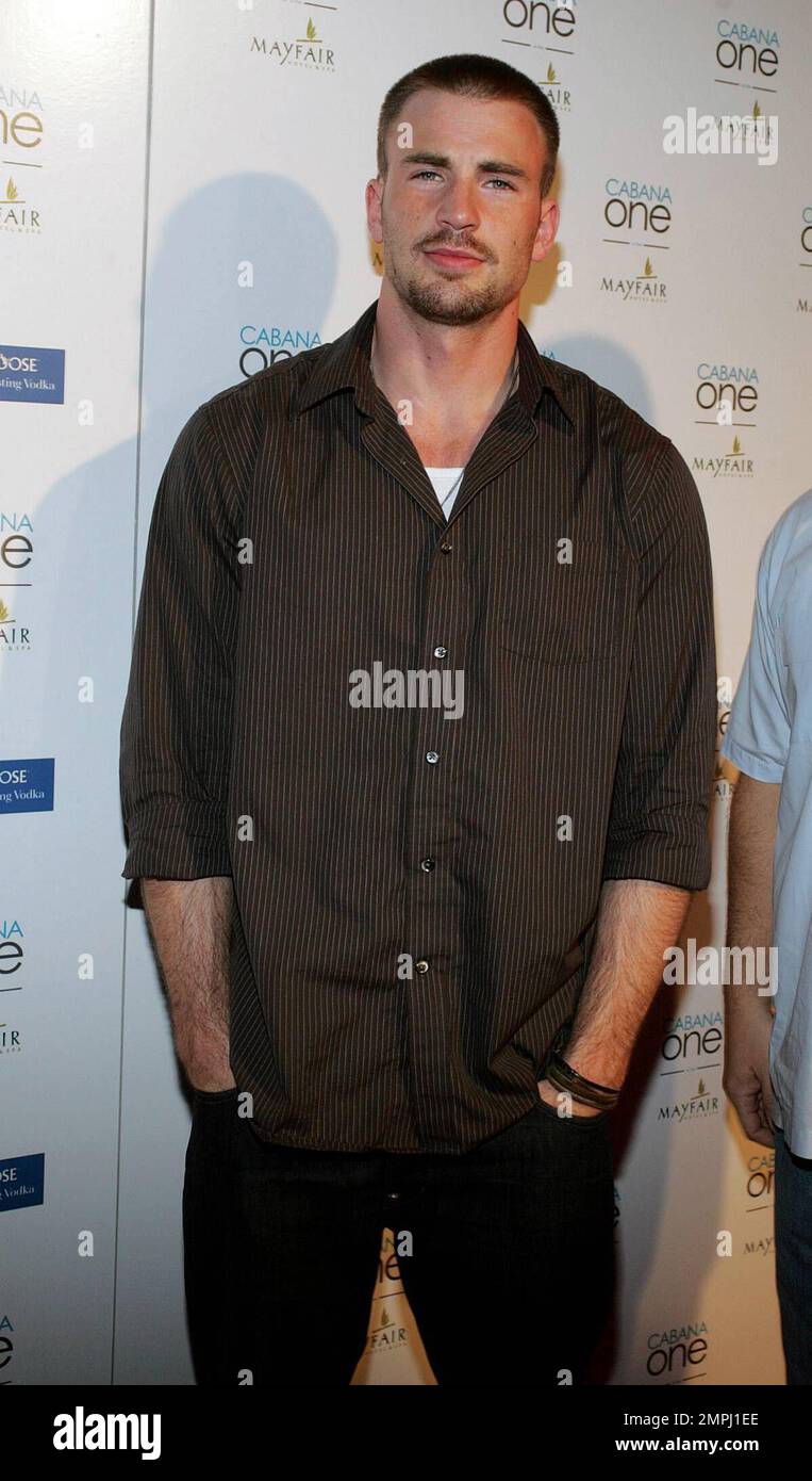 L'acteur Chris Evans apparaît sur le tapis rouge pour l'ouverture ...