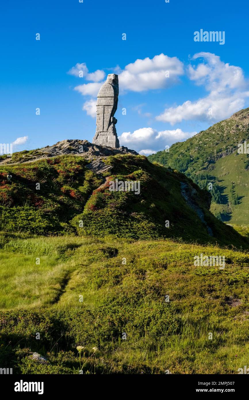 Le monument en pierre de l'aigle du Simplon au sommet du col du Simplon ...
