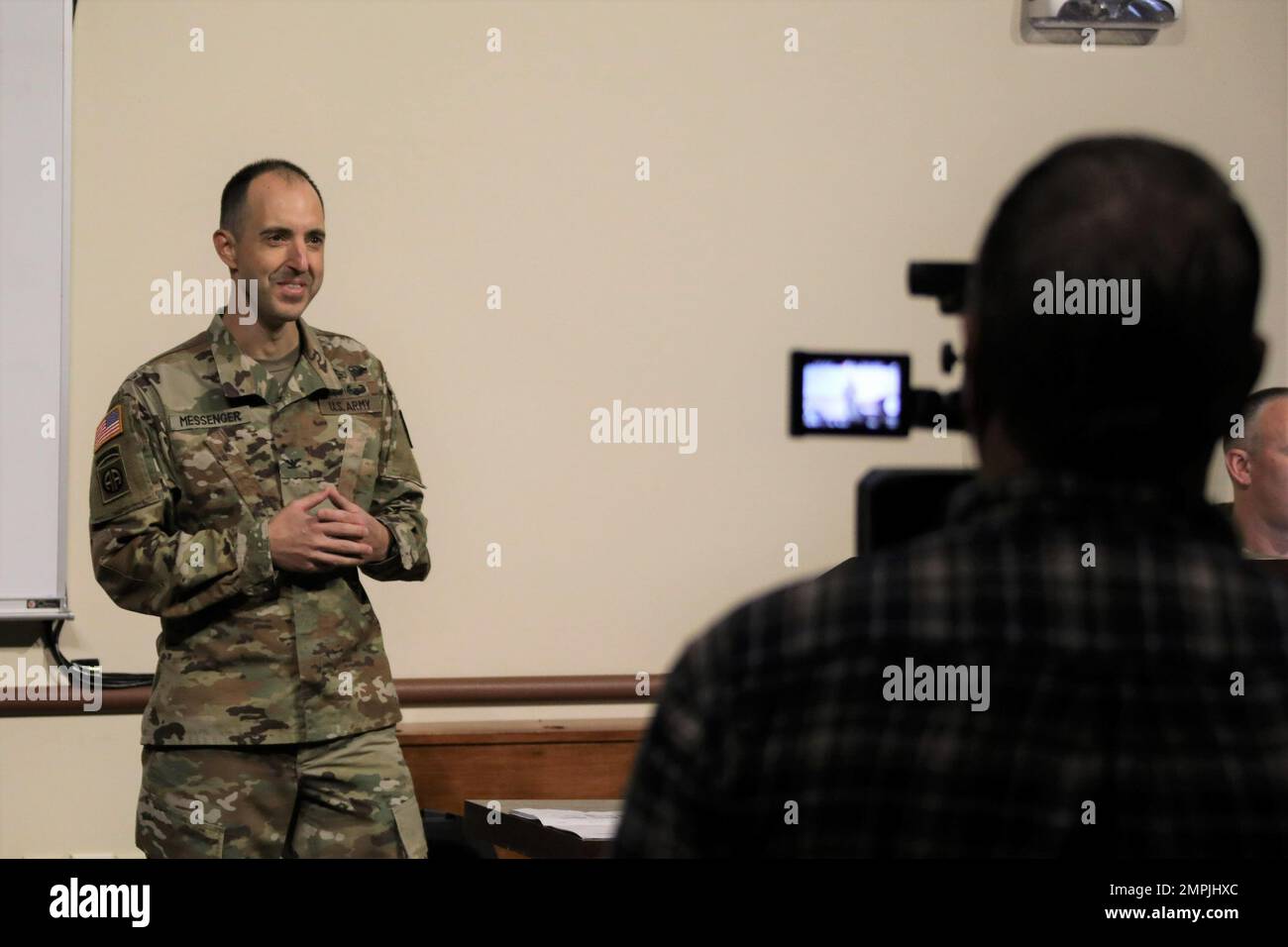 Le commandant de la garnison de fort McCoy, le colonel Stephen ...