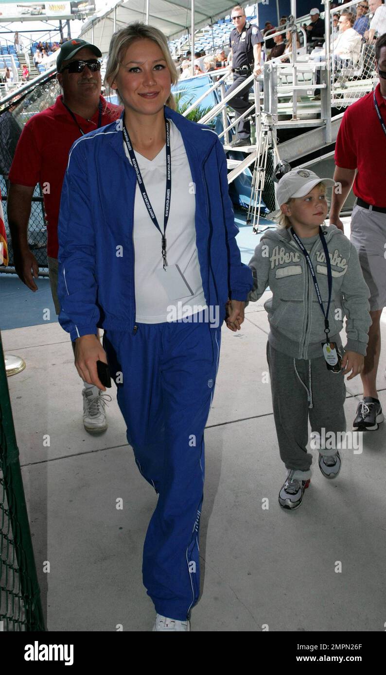 Anna Kournikova et son frère Alan marchent de la tribune avant son ...