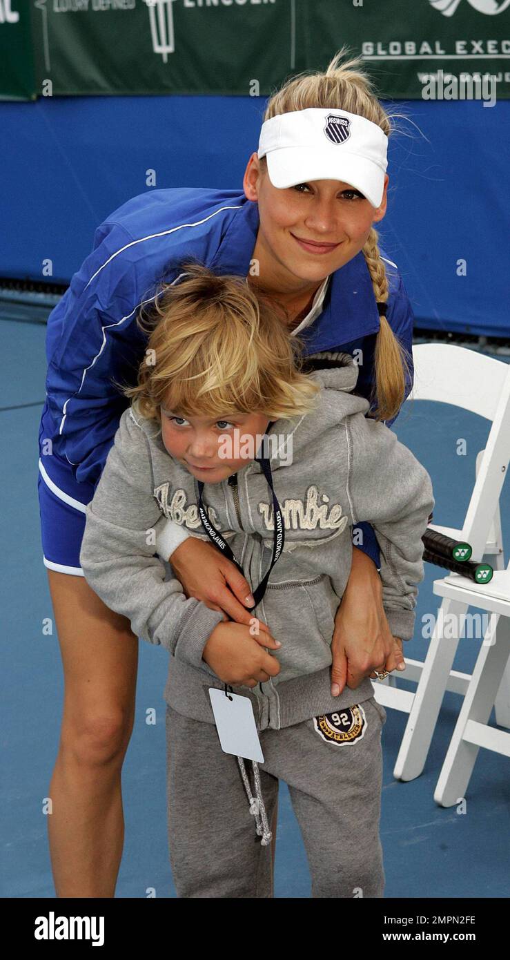 Anna Kournikova et son frère Allan partagent un câlin après son match dans la Classique de ...
