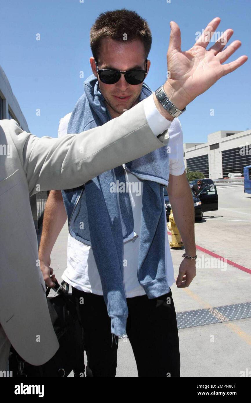 L'acteur Chris Pine est arrivé à LAX ce matin et passe par la sécurité ...