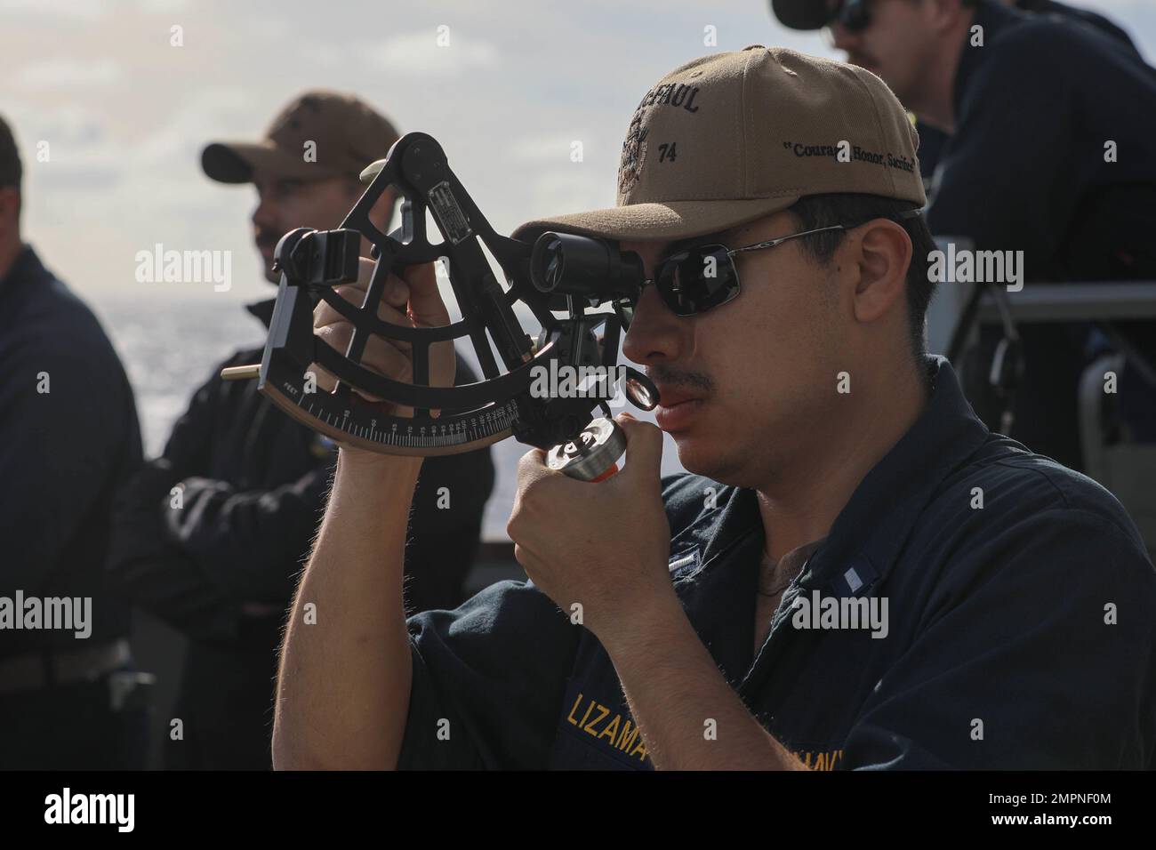 j.g. Lt Kevin Lizama utilise un stadimètre à bord du destroyer à ...