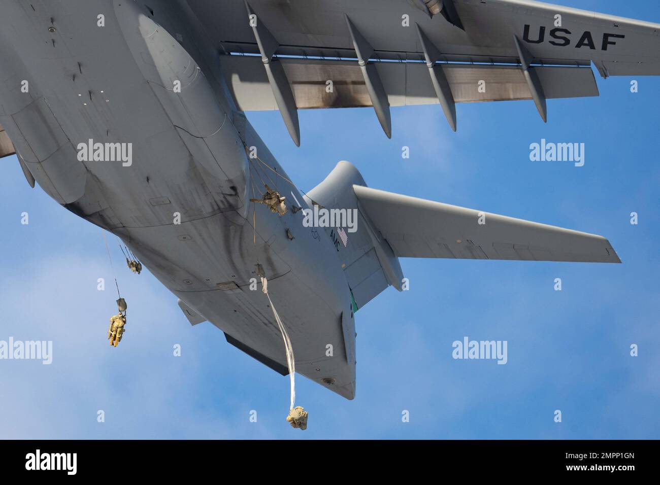 Parachutistes de l’armée américaine affectés au bataillon 2nd, 377th ...