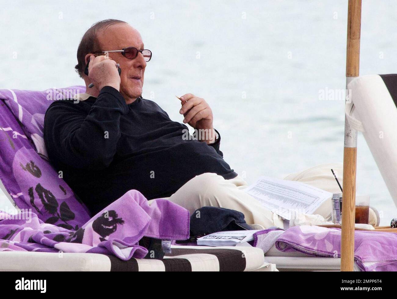 Clive Davis, producteur lauréat du Multi Grammy Award, a l'air de ...