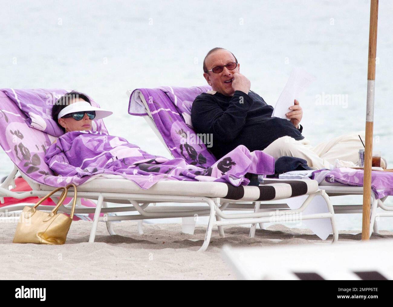 Clive Davis, producteur lauréat du Multi Grammy Award, a l'air de ...