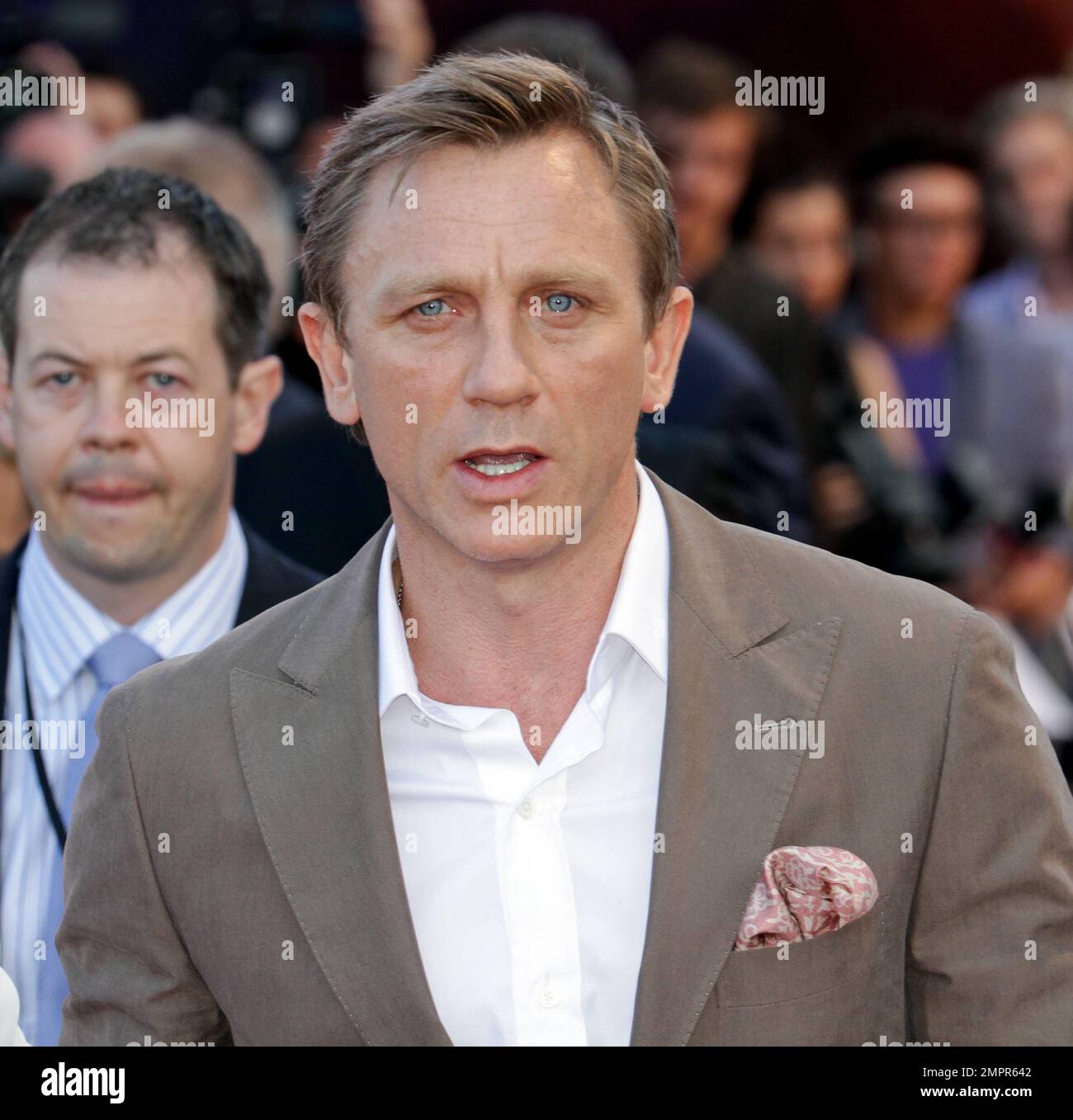 Daniel craig costume blanc Banque de photographies et d’images à haute ...