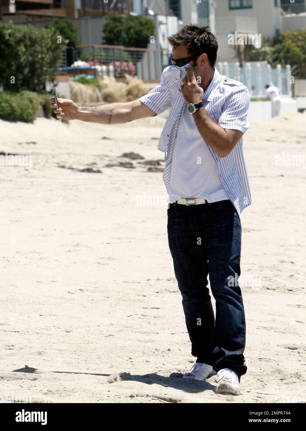 Courtney Cox et le hubby David Arquette se promènent sur la plage. La ...