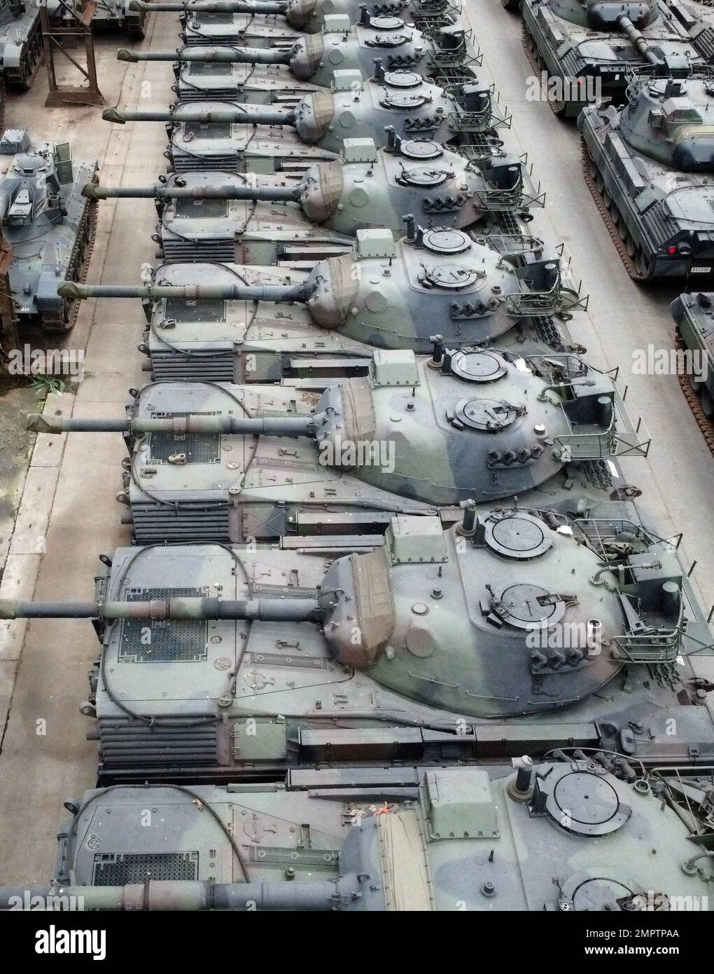 Des dizaines de chars Leopard 1 de fabrication allemande, propriété de ...