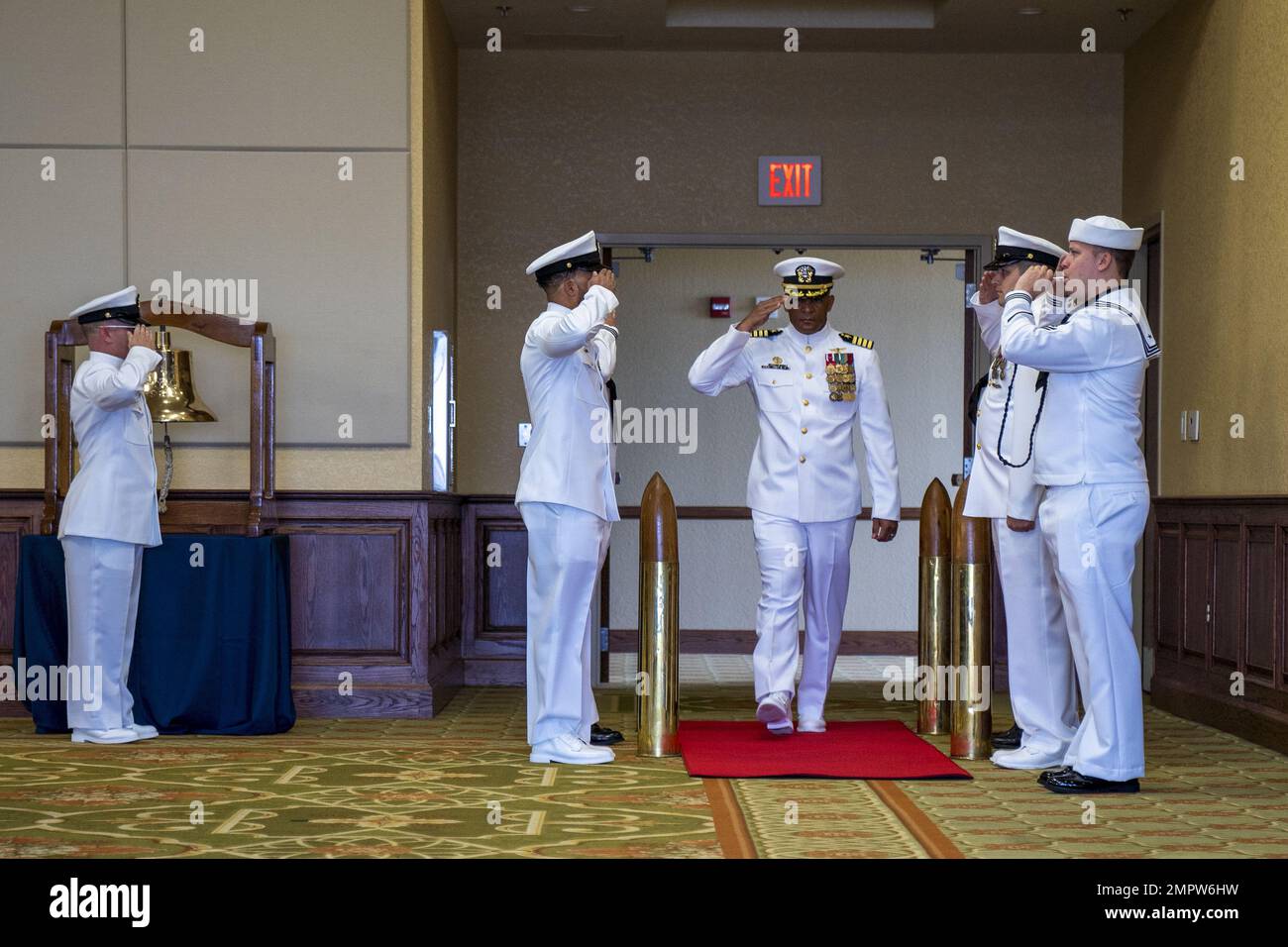 ÉTATS-UNIS Le capitaine Vencent Logan de la Marine, commandant Keesler ...