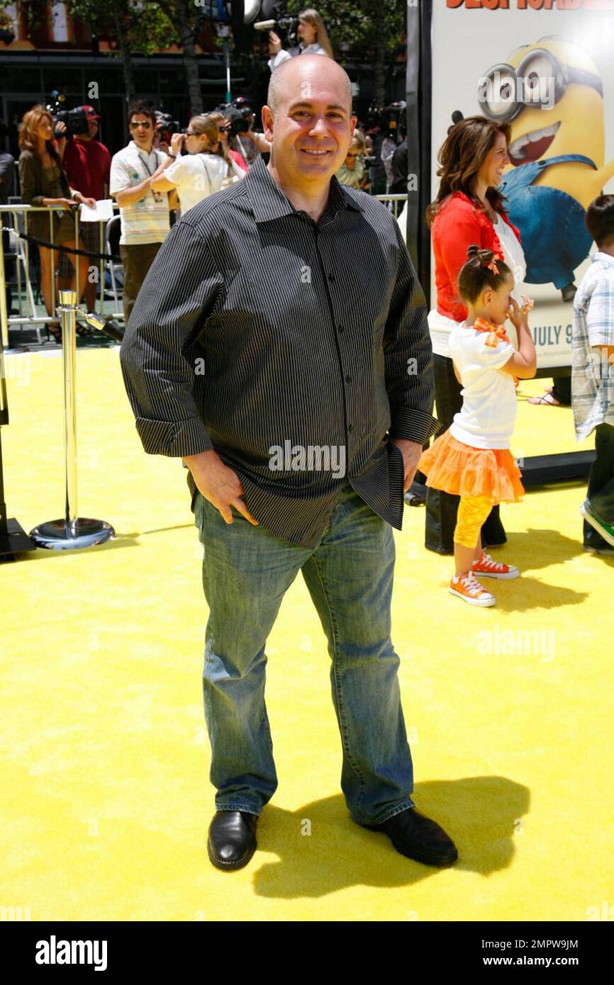 L'écrivain Ken Daurio pose sur le tapis jaune lors de la première de ...