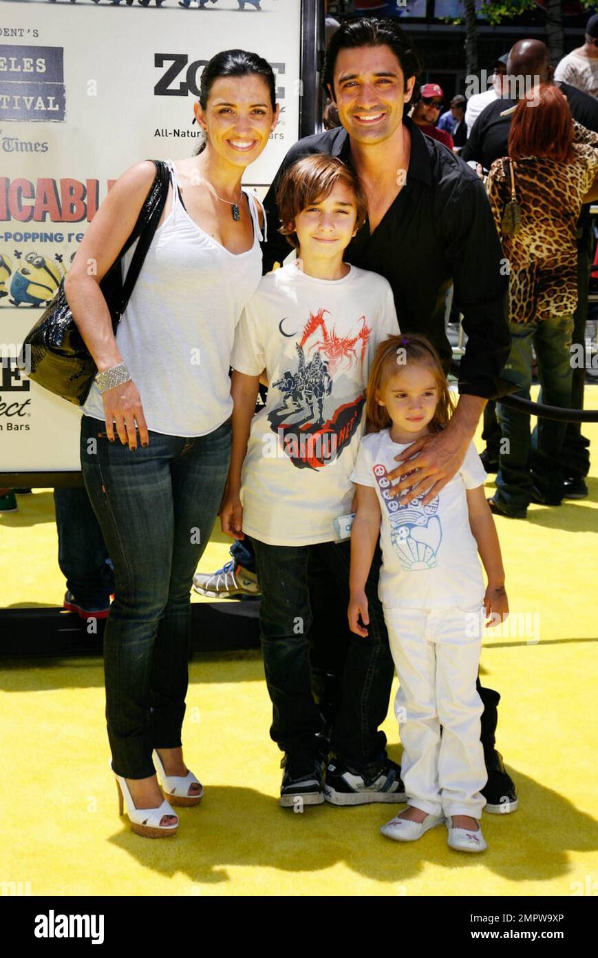 Gilles Marini (R) et la famille posent sur le tapis jaune lors de la ...