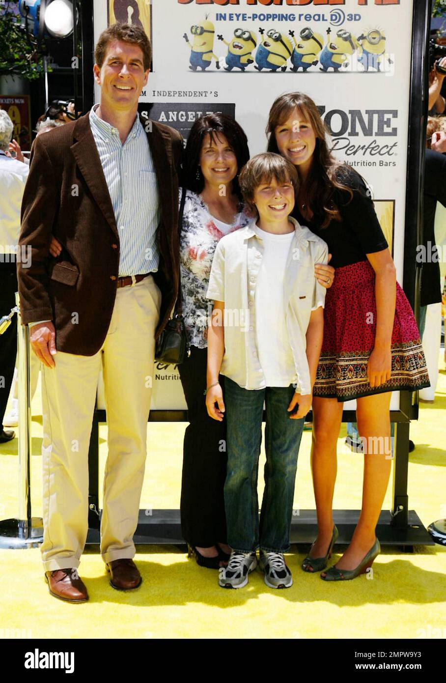L'écrivain Cinco Paul et la famille posent sur le tapis jaune lors de ...