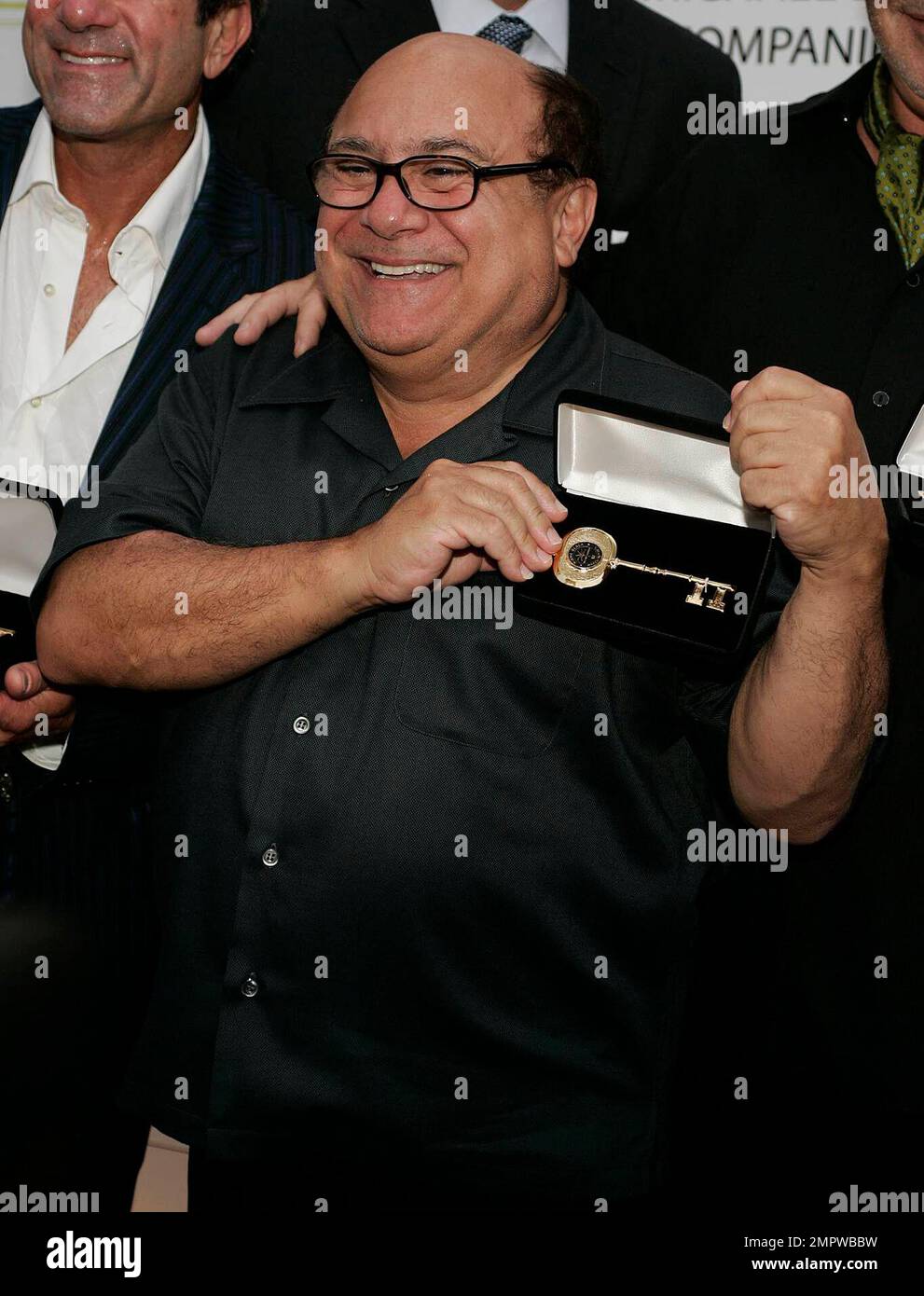 Danny DeVito, co-propriétaire, a la clé de la ville lors de l'ouverture ...