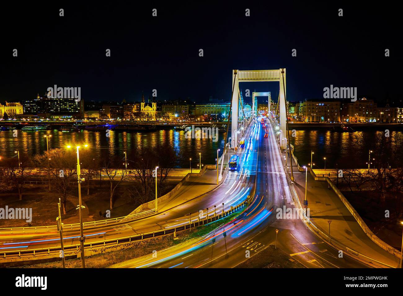 Feux de signalisation sur le pont Banque de photographies et d’images à ...