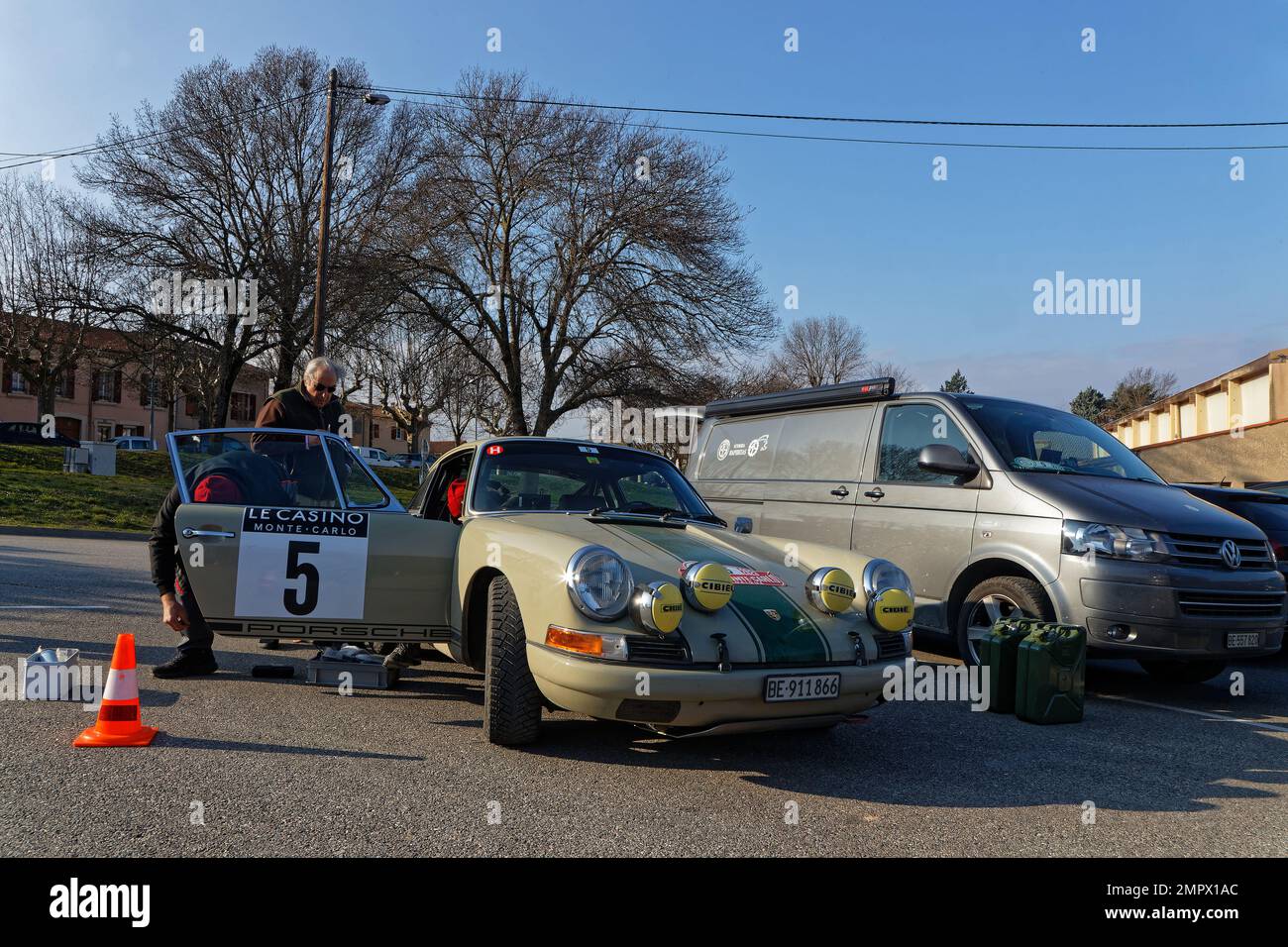 CREST, FRANCE, 28 janvier 2023 : assistance mécanique au rallye ...