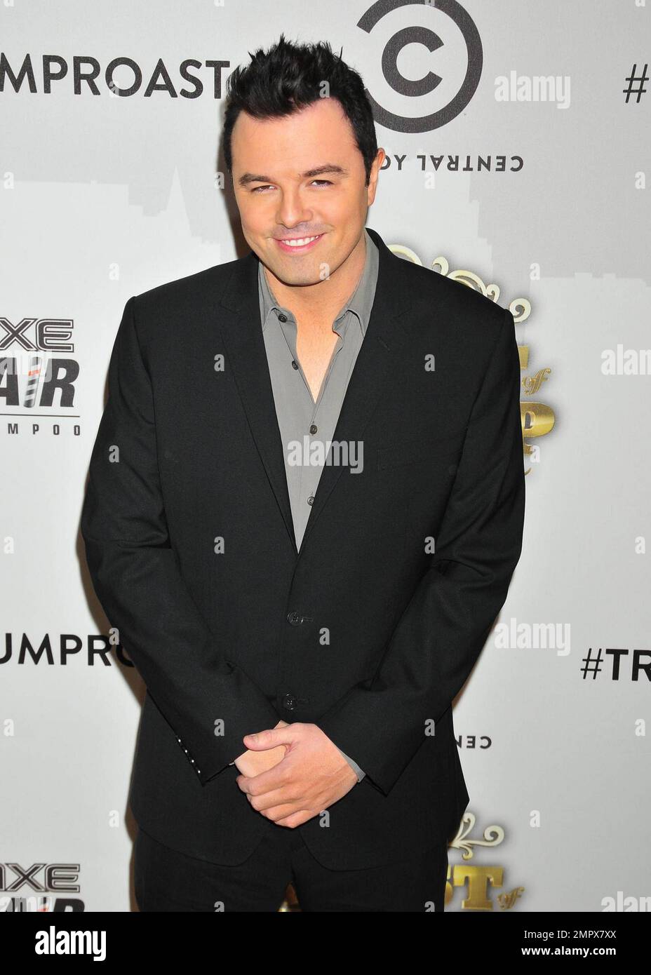 Seth MacFarlane pose sur le tapis d'or de la salle de bal Hammerstein ...