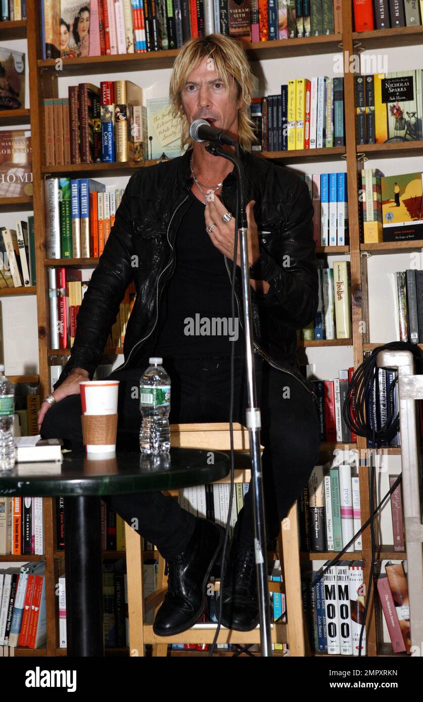 Guns N' Roses Rocker Duff McKagan signe des copies de son nouveau livre ...