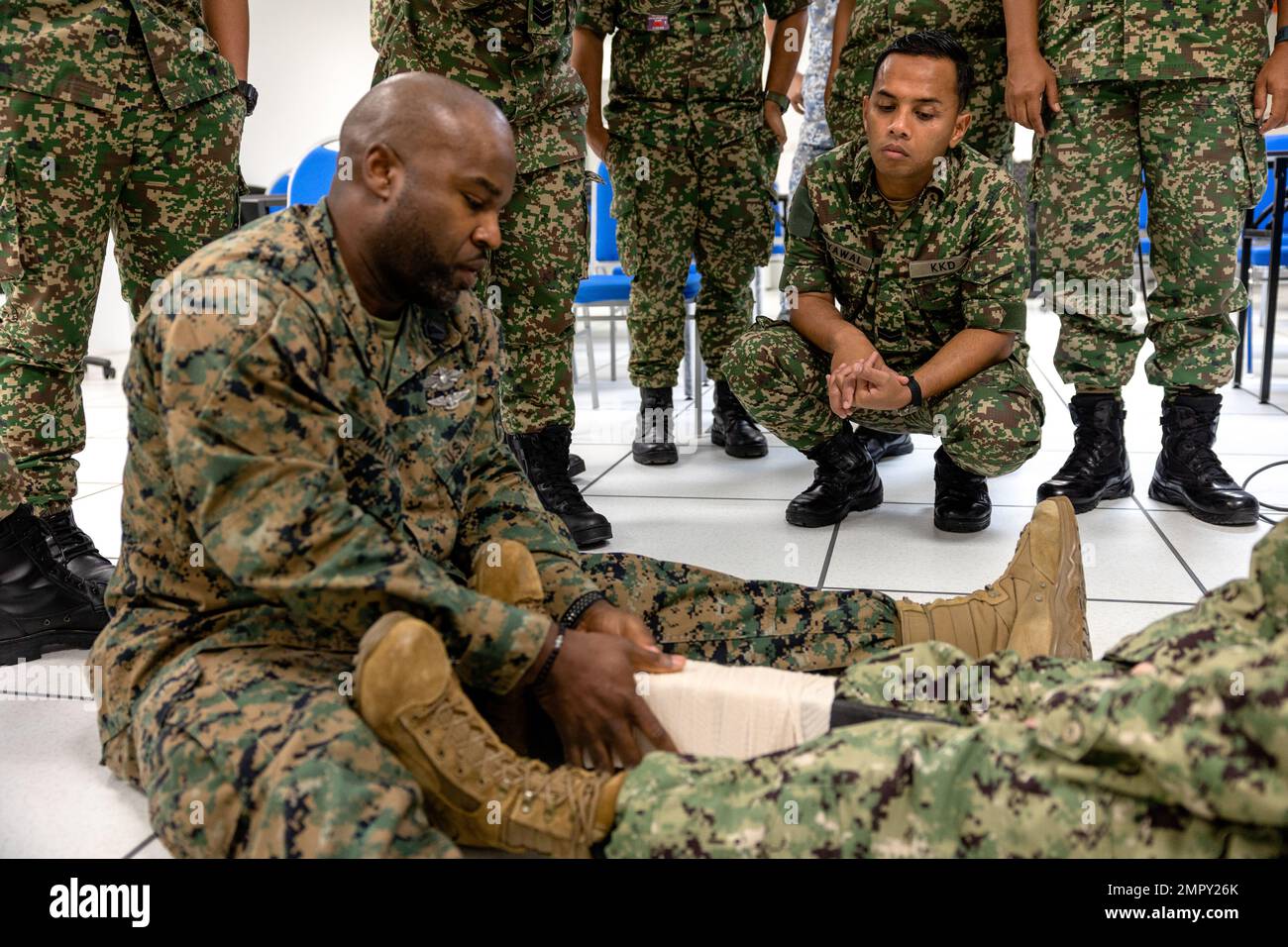 U s navy hospital corpsman demonstrates Banque de photographies et d ...