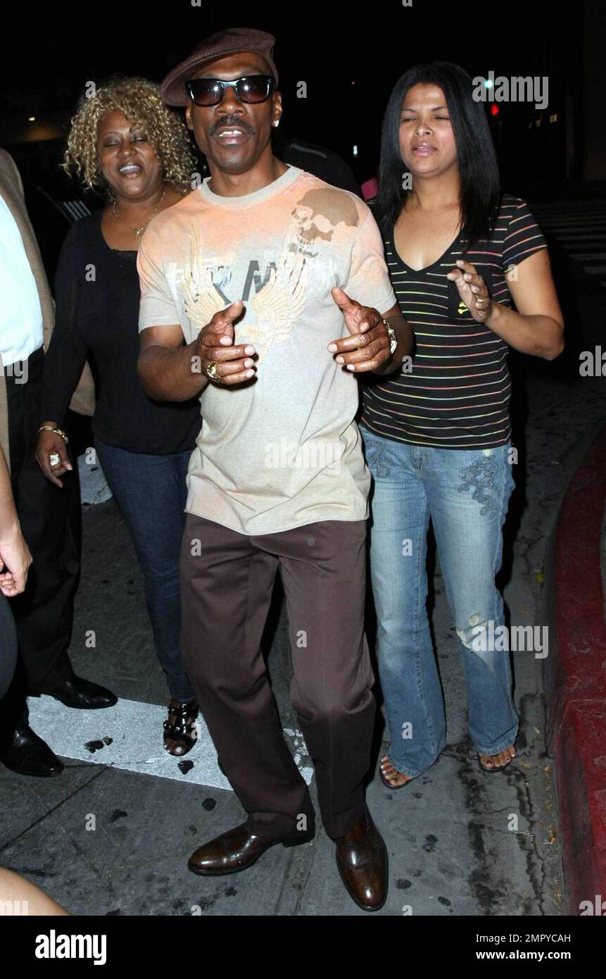 Eddie Murphy s'élance et pose pour les caméras alors qu'il quitte la ...