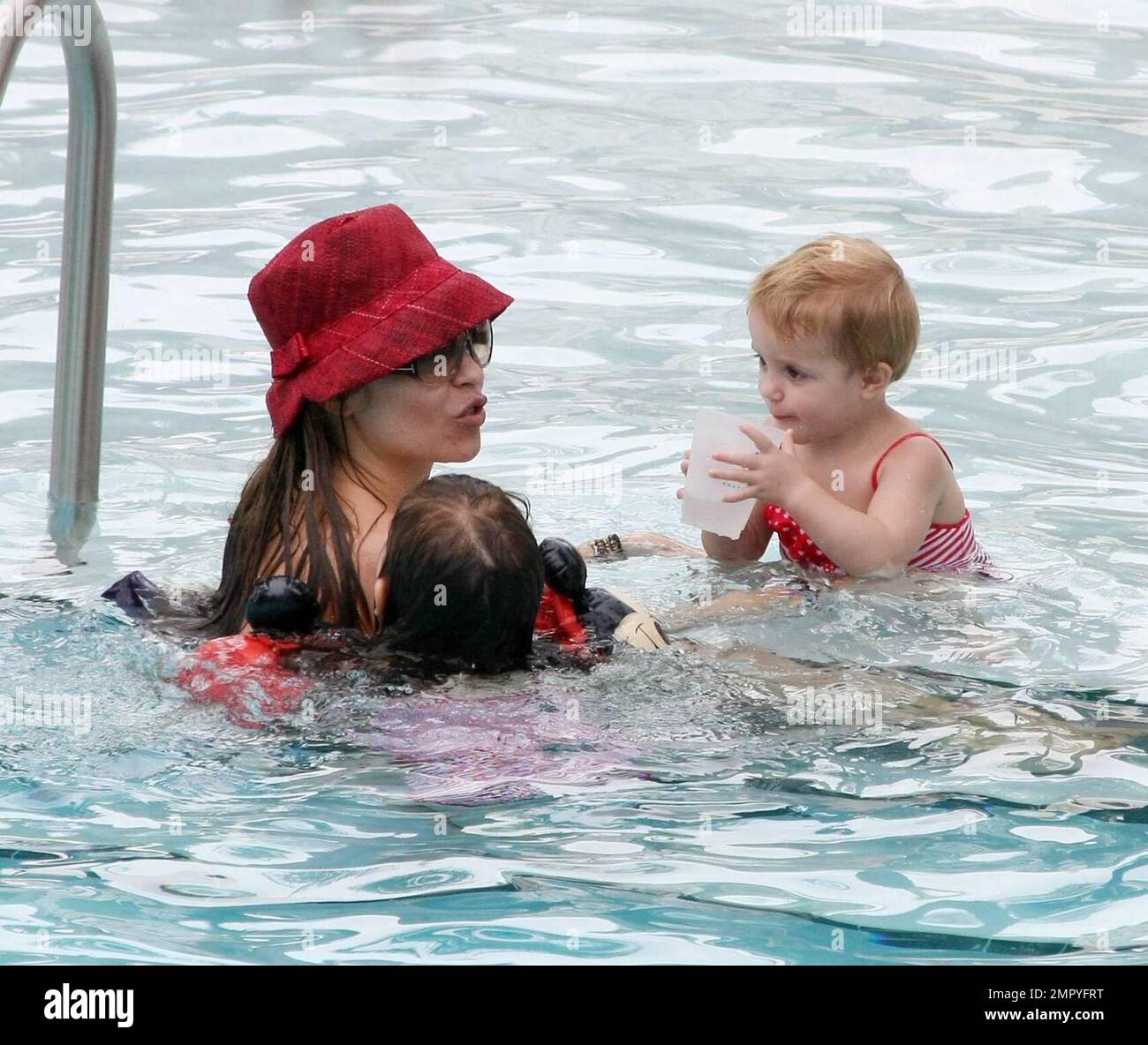 Exclusif !! Elen Rivas arrive à la piscine un autre jour de ses ...