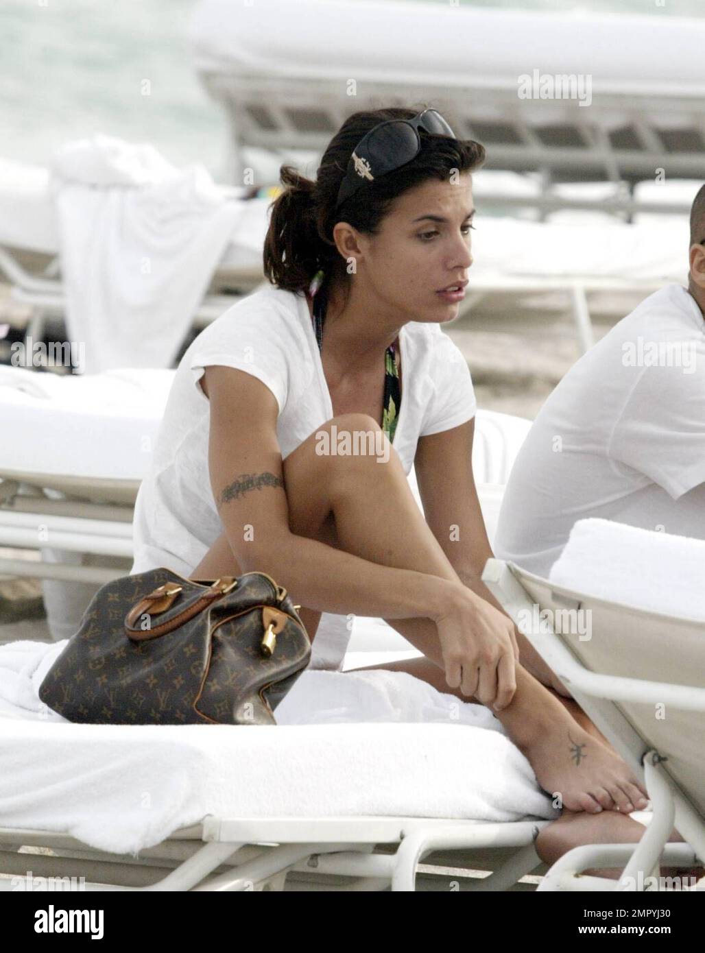 Elisabetta Canalis se détend avec son cooque et ses pals sur la plage à Miami, FL. Canalis ...