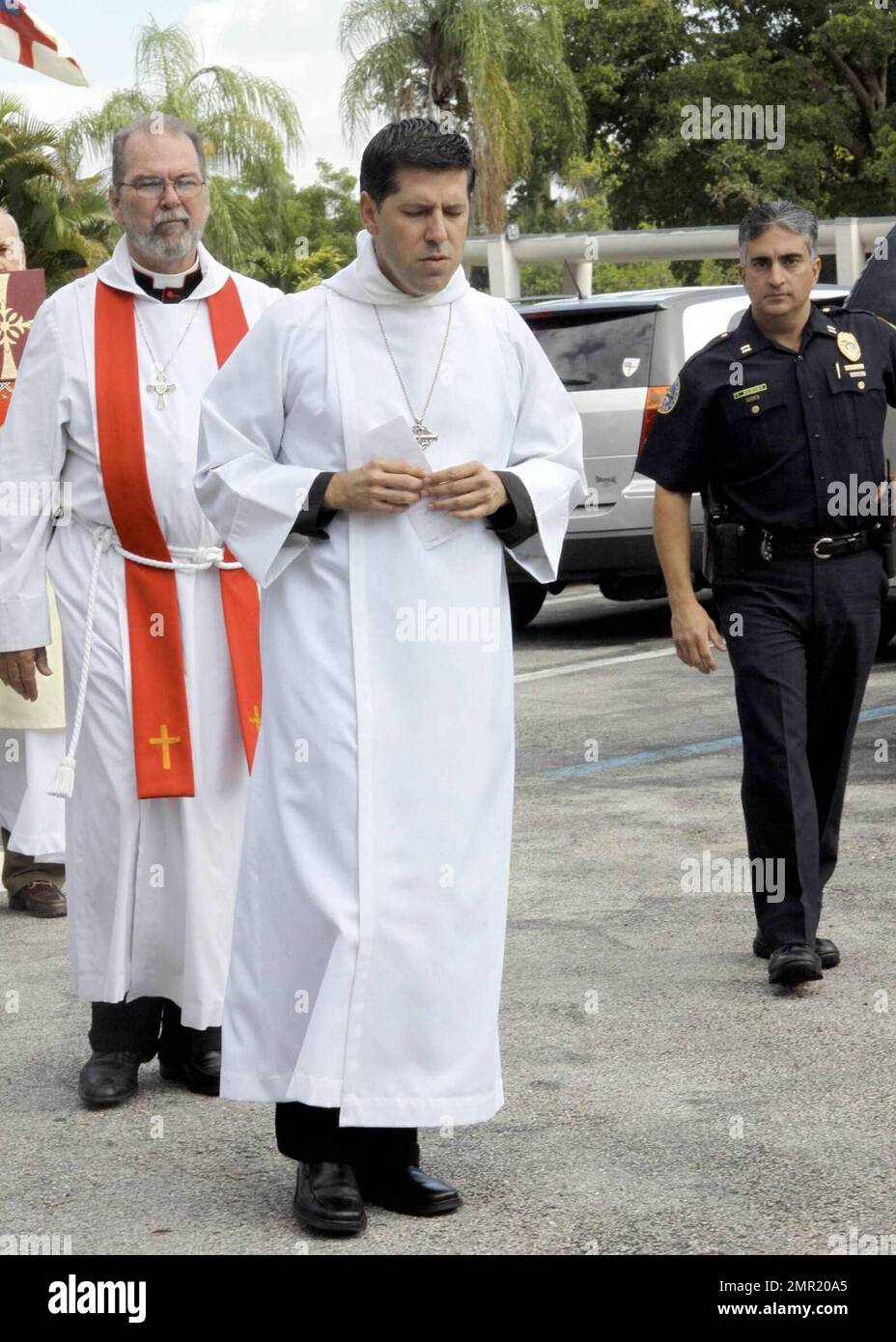 Le père Alberto Cutie est accueilli par des foules à l'extérieur de l ...