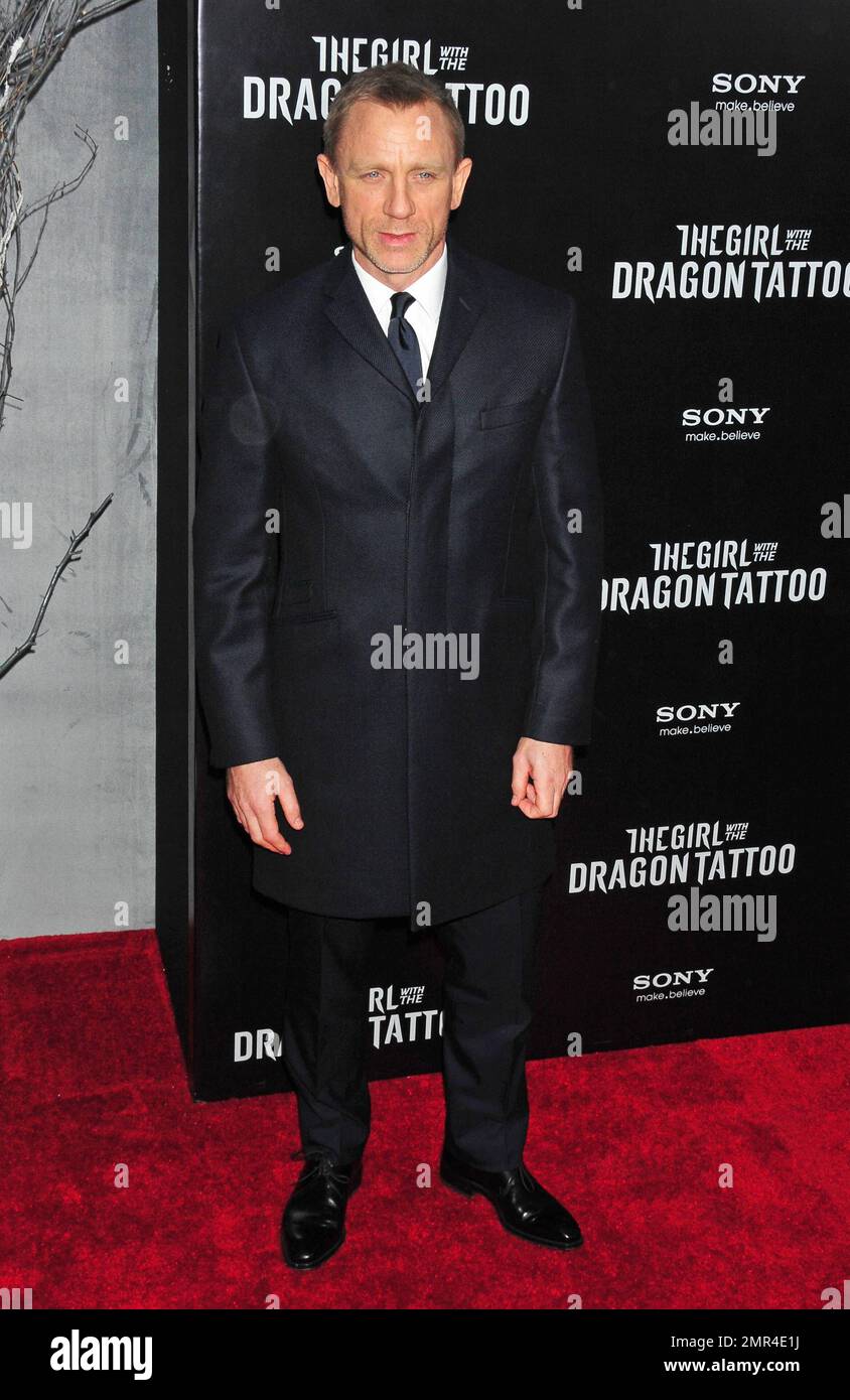 Daniel craig costume blanc Banque de photographies et d’images à haute ...