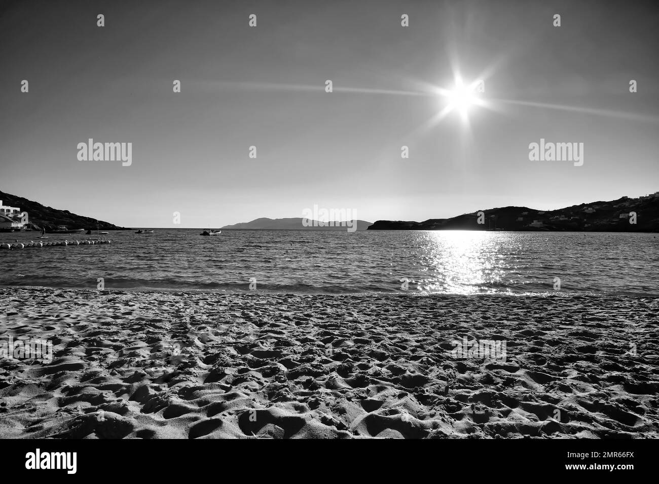 La célèbre et belle plage de sable de Mylopotas dans les cyclades iOS ...