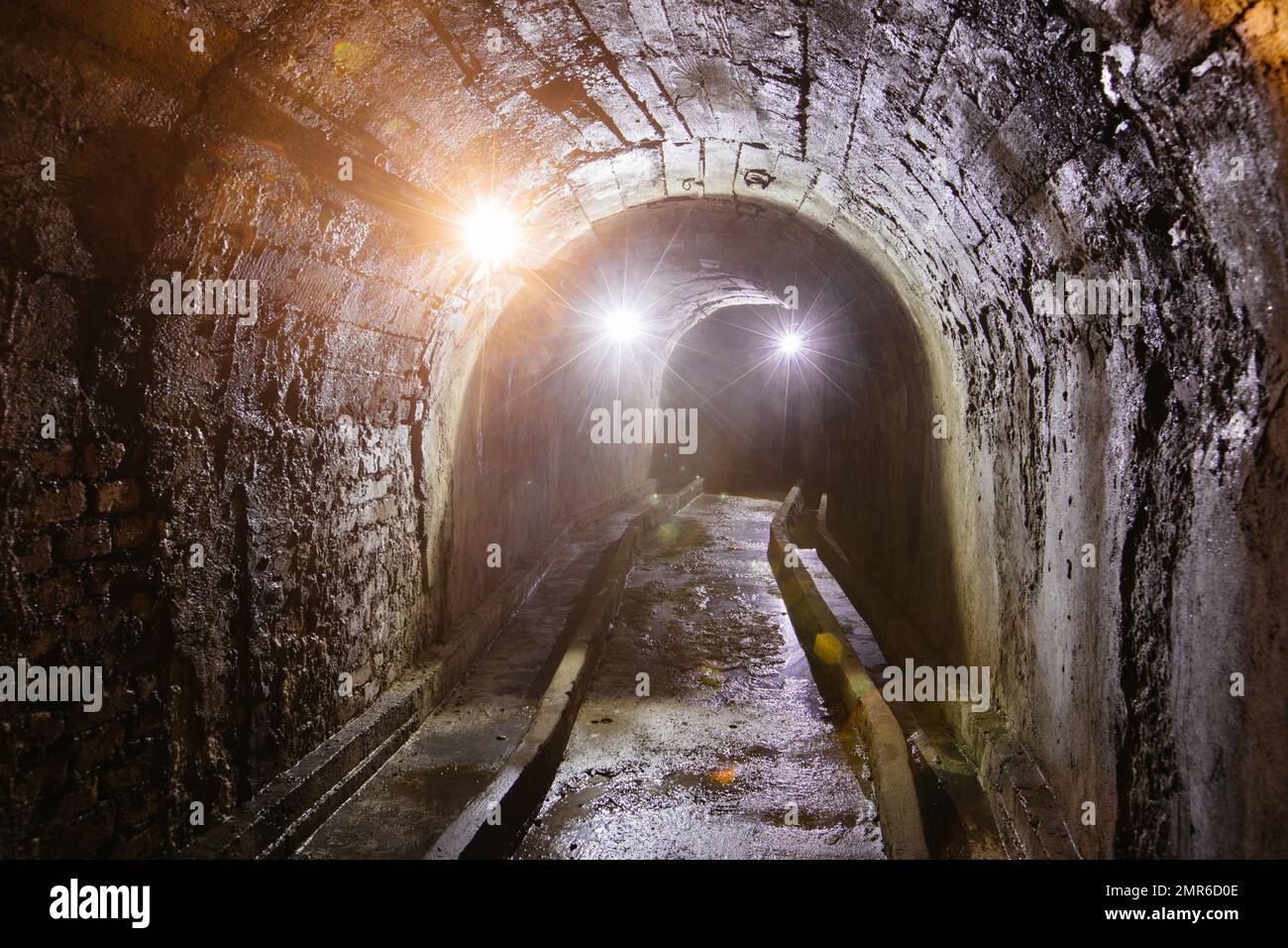 Tunnel voûté avec murs en béton dans un ancien bunker abandonné, mine ...