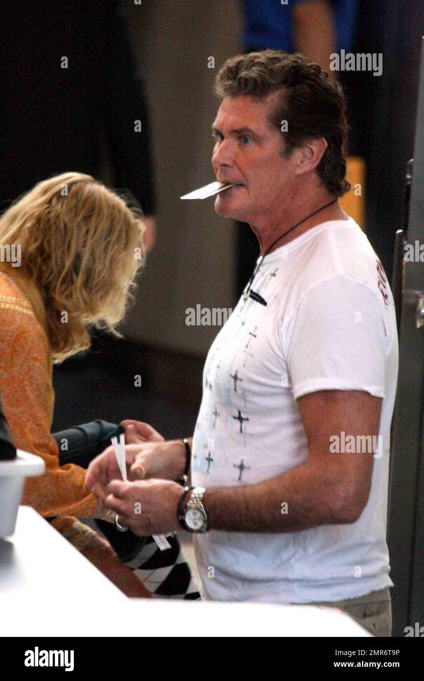 Exclusif !! David Hasselhoff arrive à LAX pour prendre un vol hors de ...