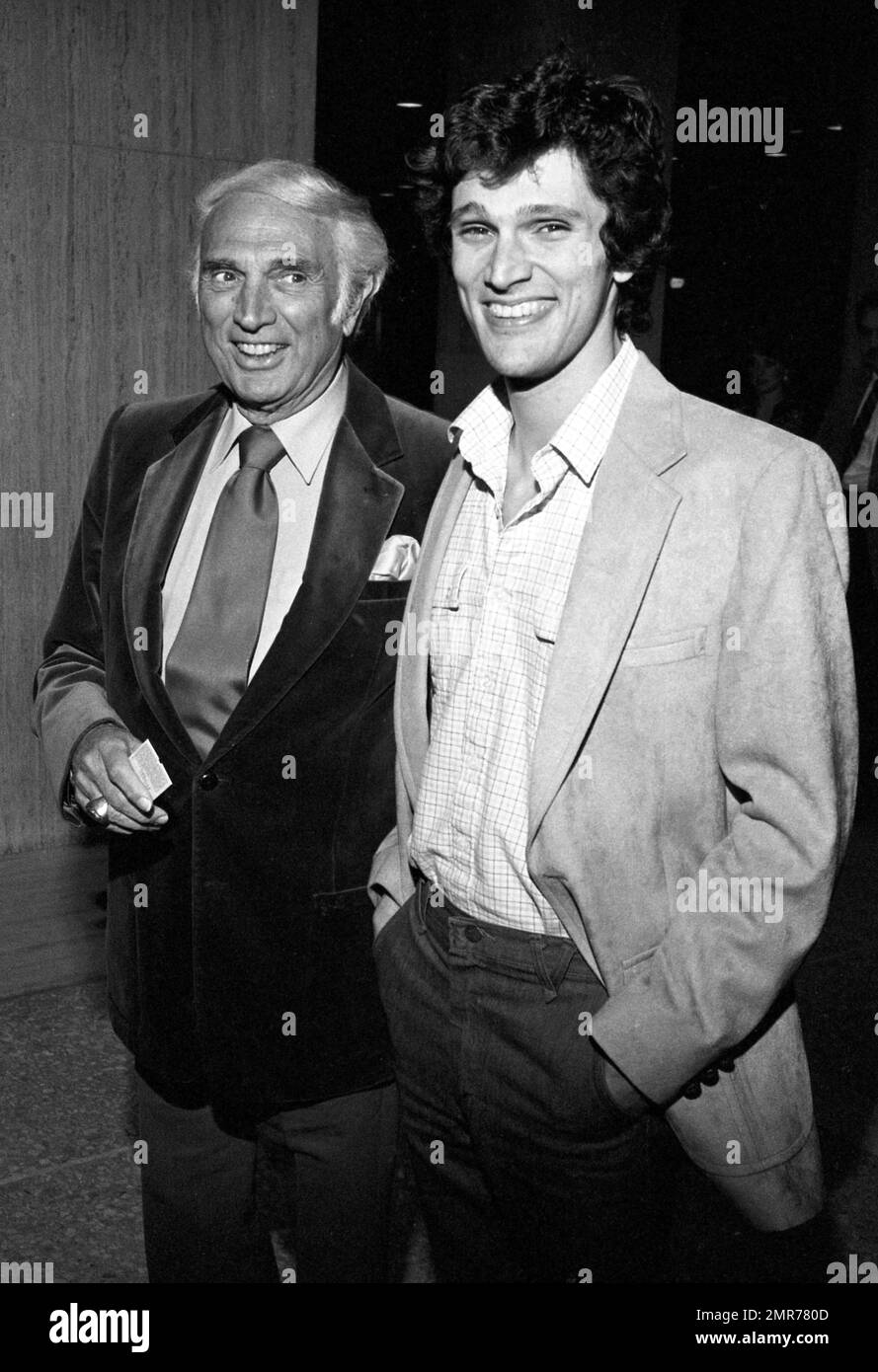 Robert Alda et son fils Anthony au théâtre Shubert pour les acteurs ...