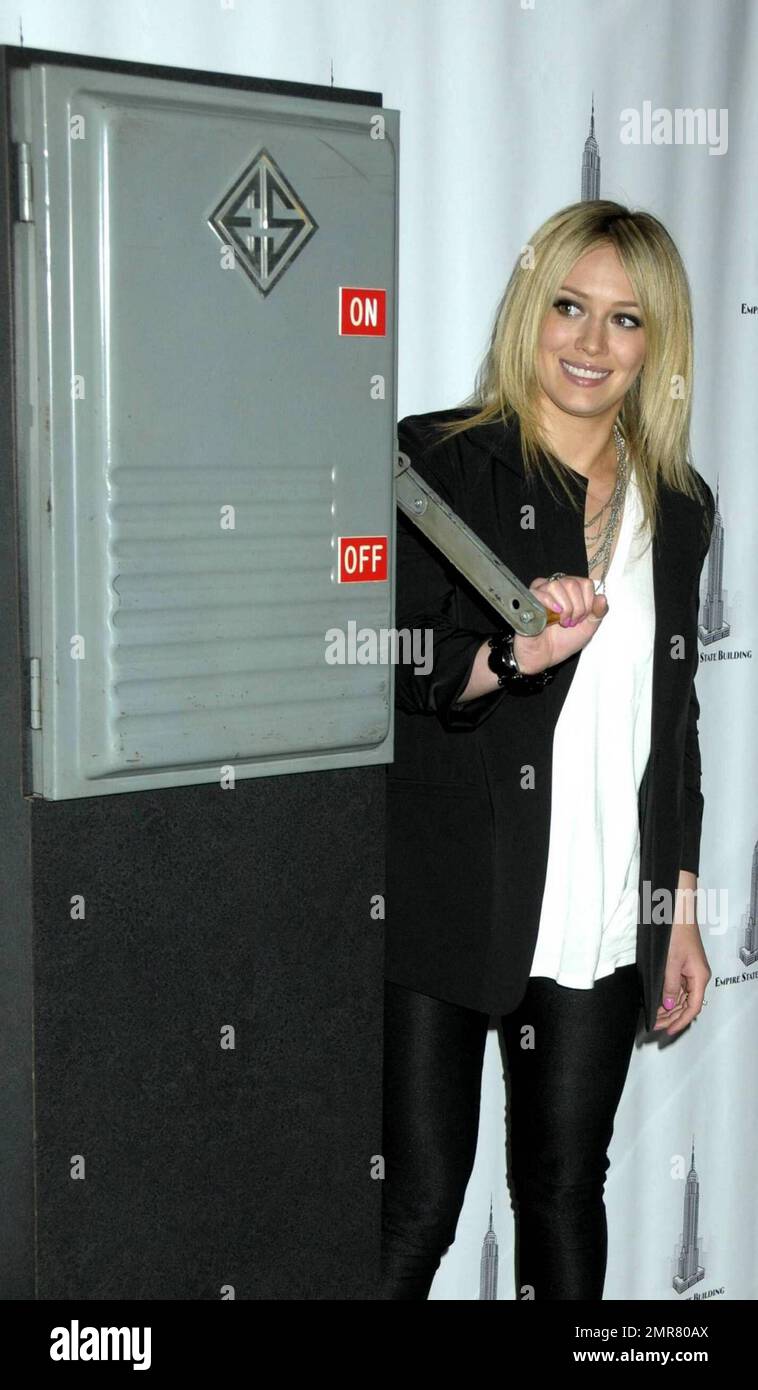 L'actrice Hilary Duff fait tourner l'Empire State Building en rouge ...