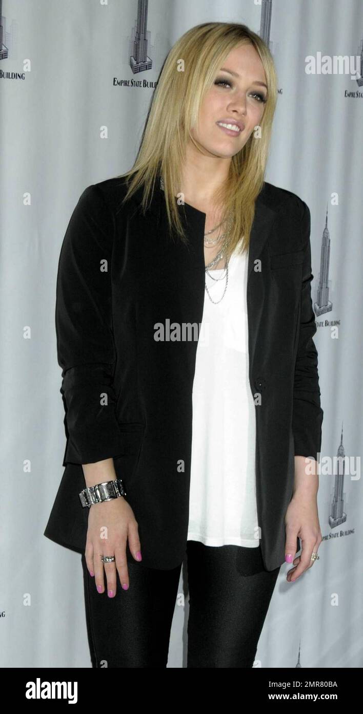 L'actrice Hilary Duff fait tourner l'Empire State Building en rouge ...