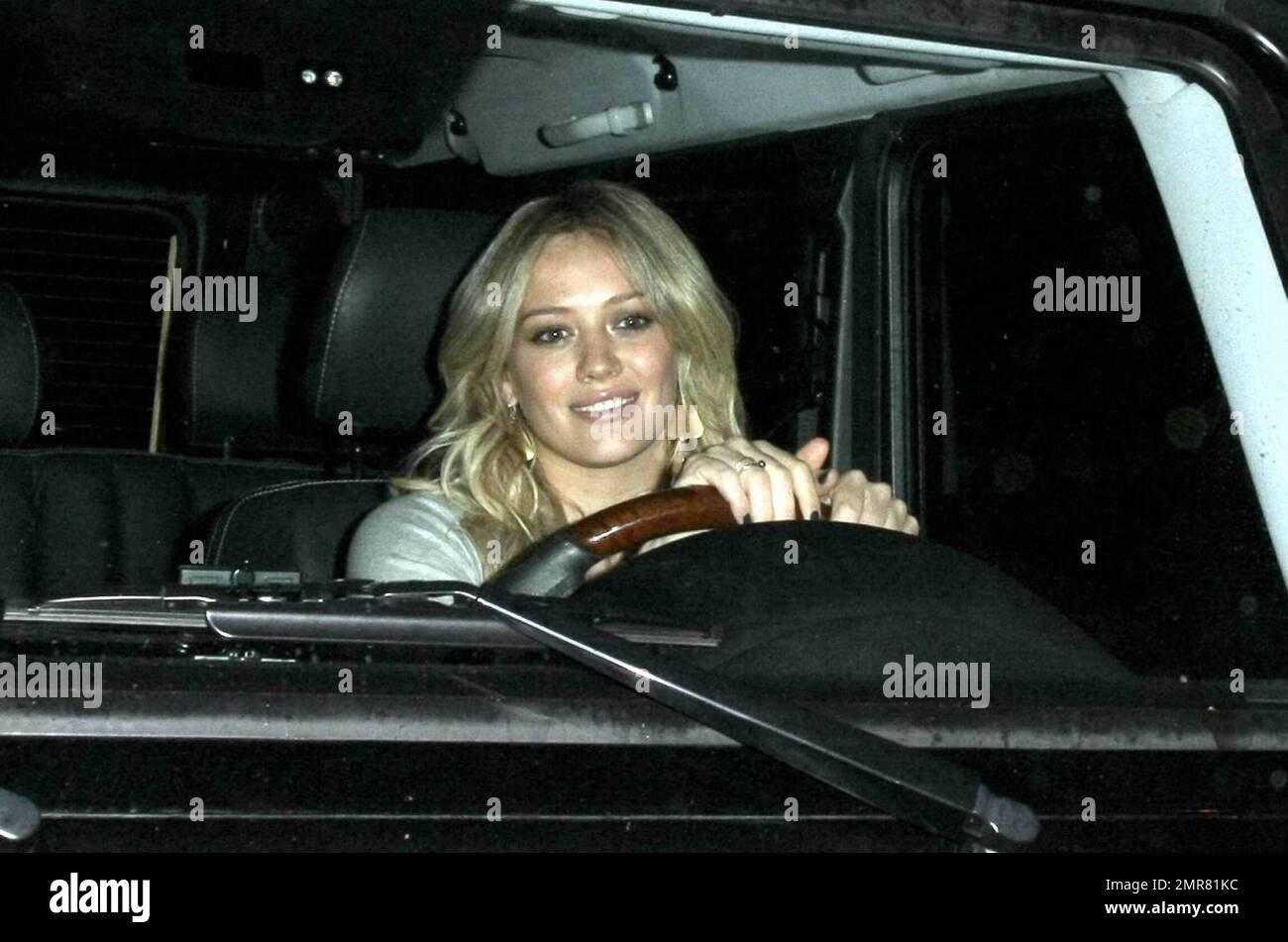 L'actrice Hilary Duff quitte le salon Ken paves avec des amis après ...