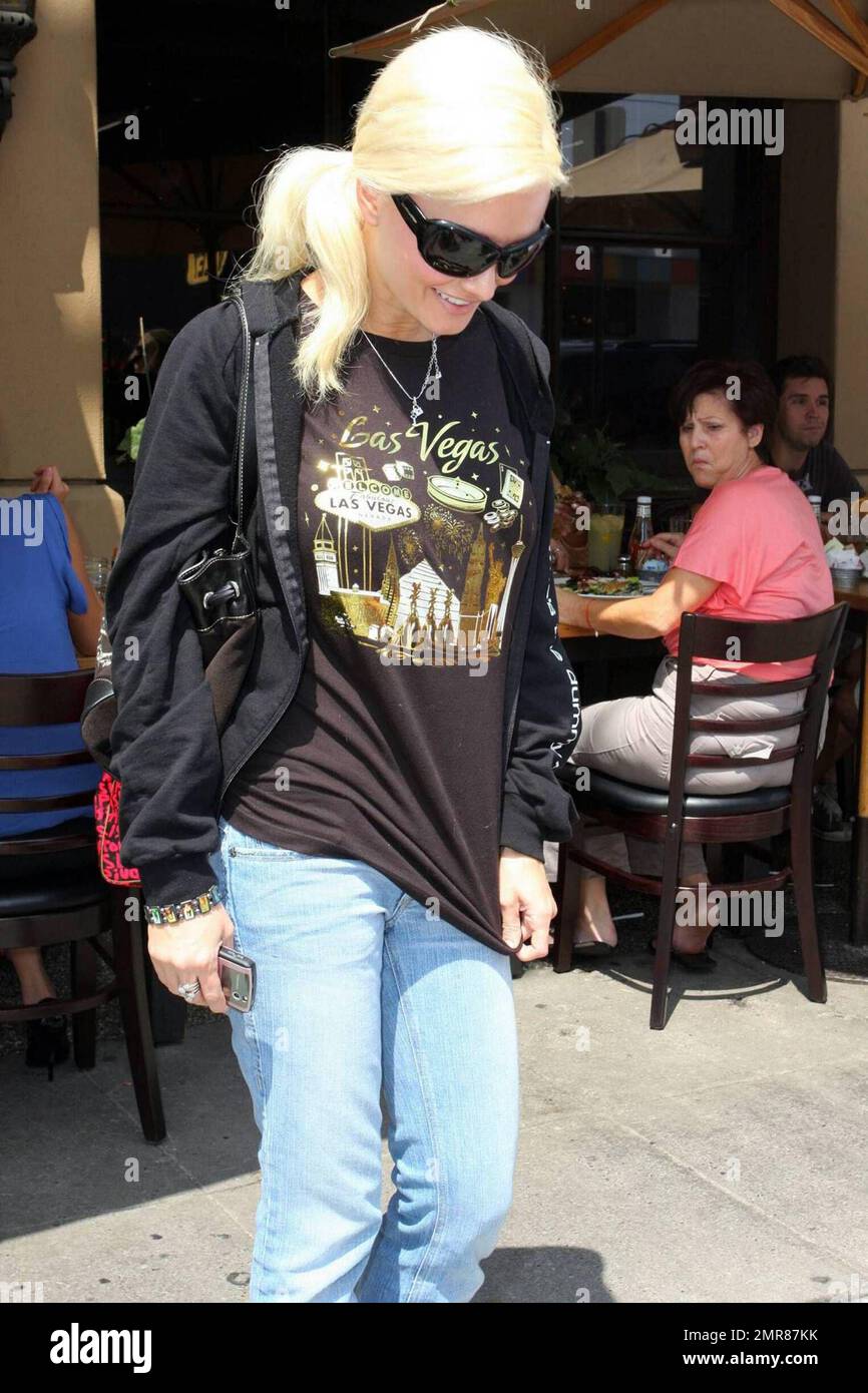 L'ancienne fille Next Door Holly Madison a opté pour des vêtements ...