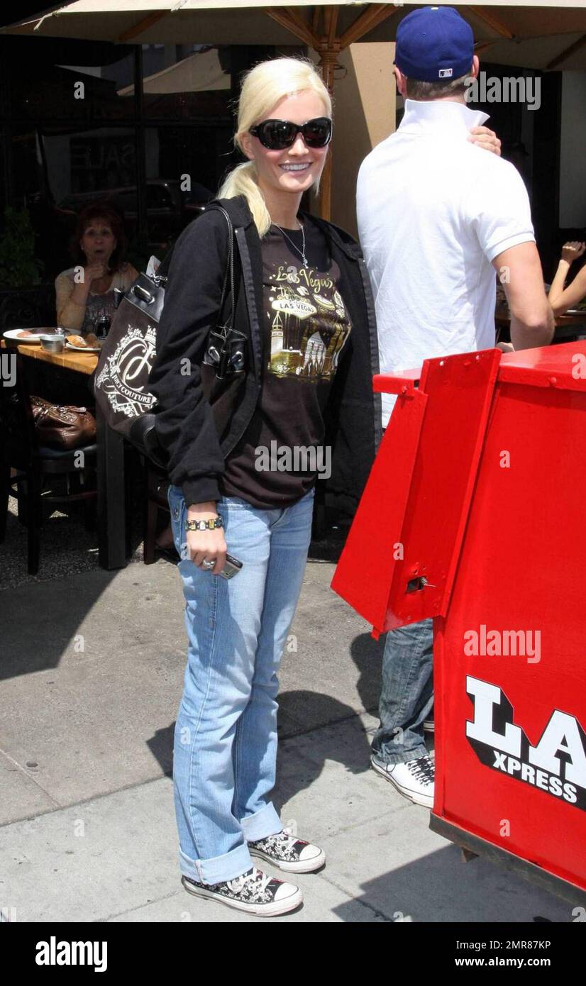 L'ancienne fille Next Door Holly Madison a opté pour des vêtements ...