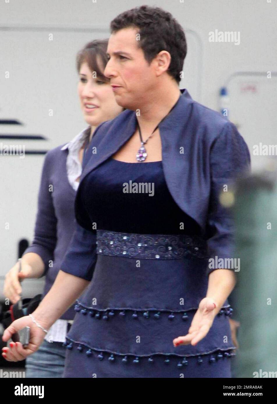 EXCLUSIF !! L'acteur Adam Sandler se promène sur un set en costume ...