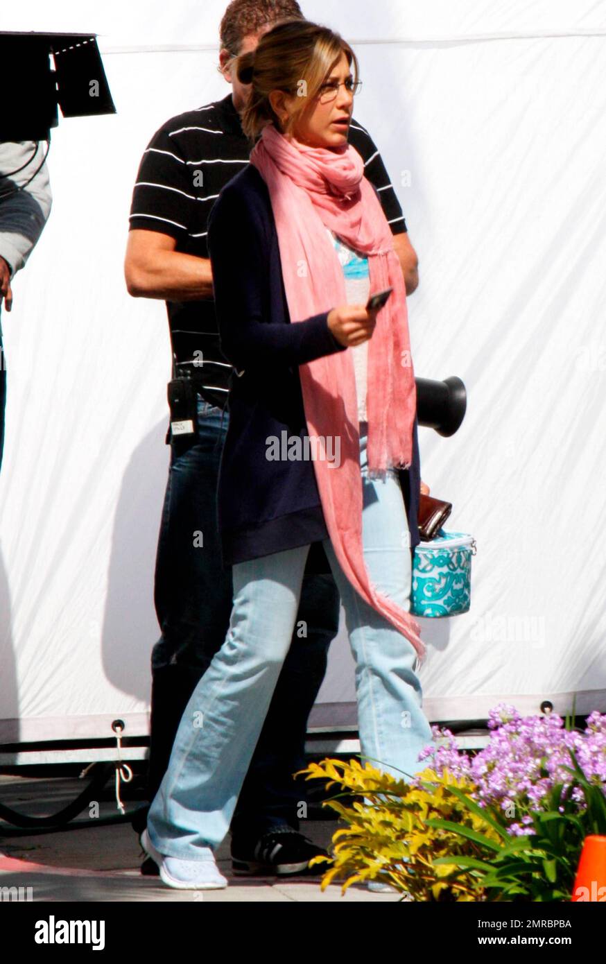 Jennifer Aniston filme une scène avec la co-star Adam Sandler pour son ...